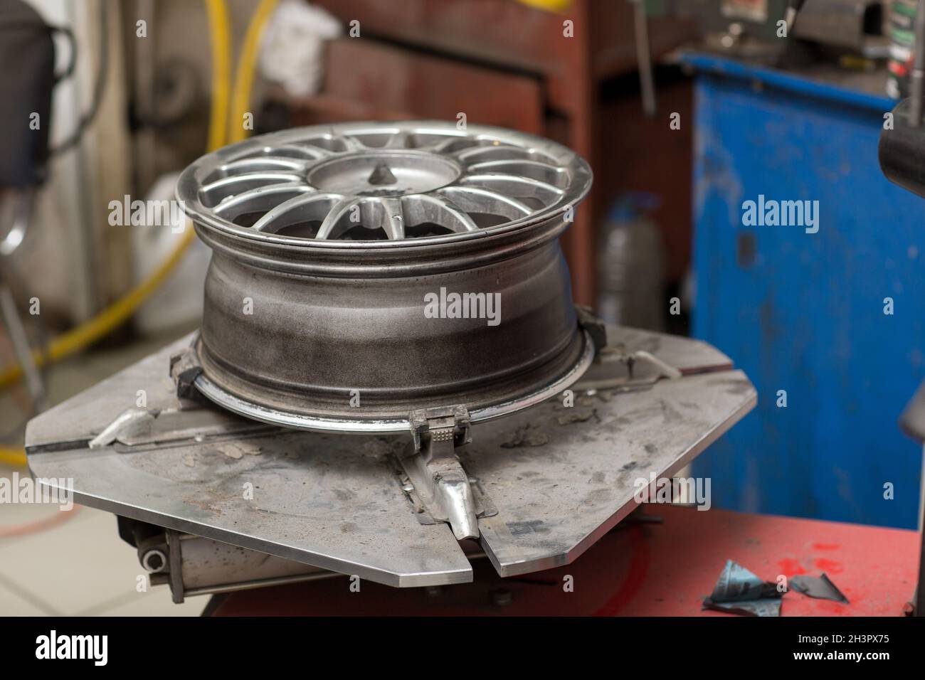 Changing car tire fitting. Wheel without tyre repairing Stock Photo - Alamy