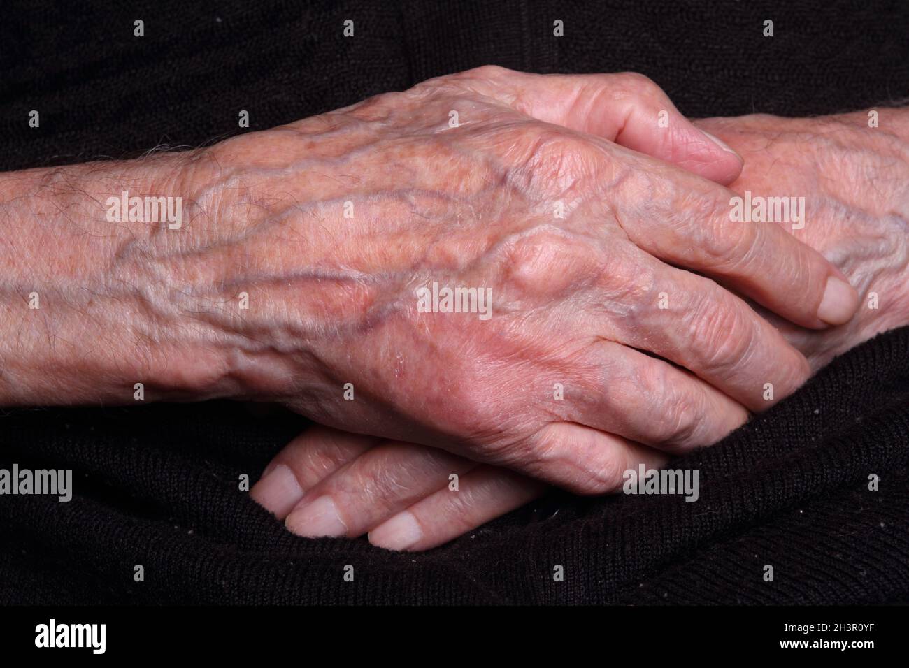 close-up on elderly person's hands | grandfather | white | third Age ...