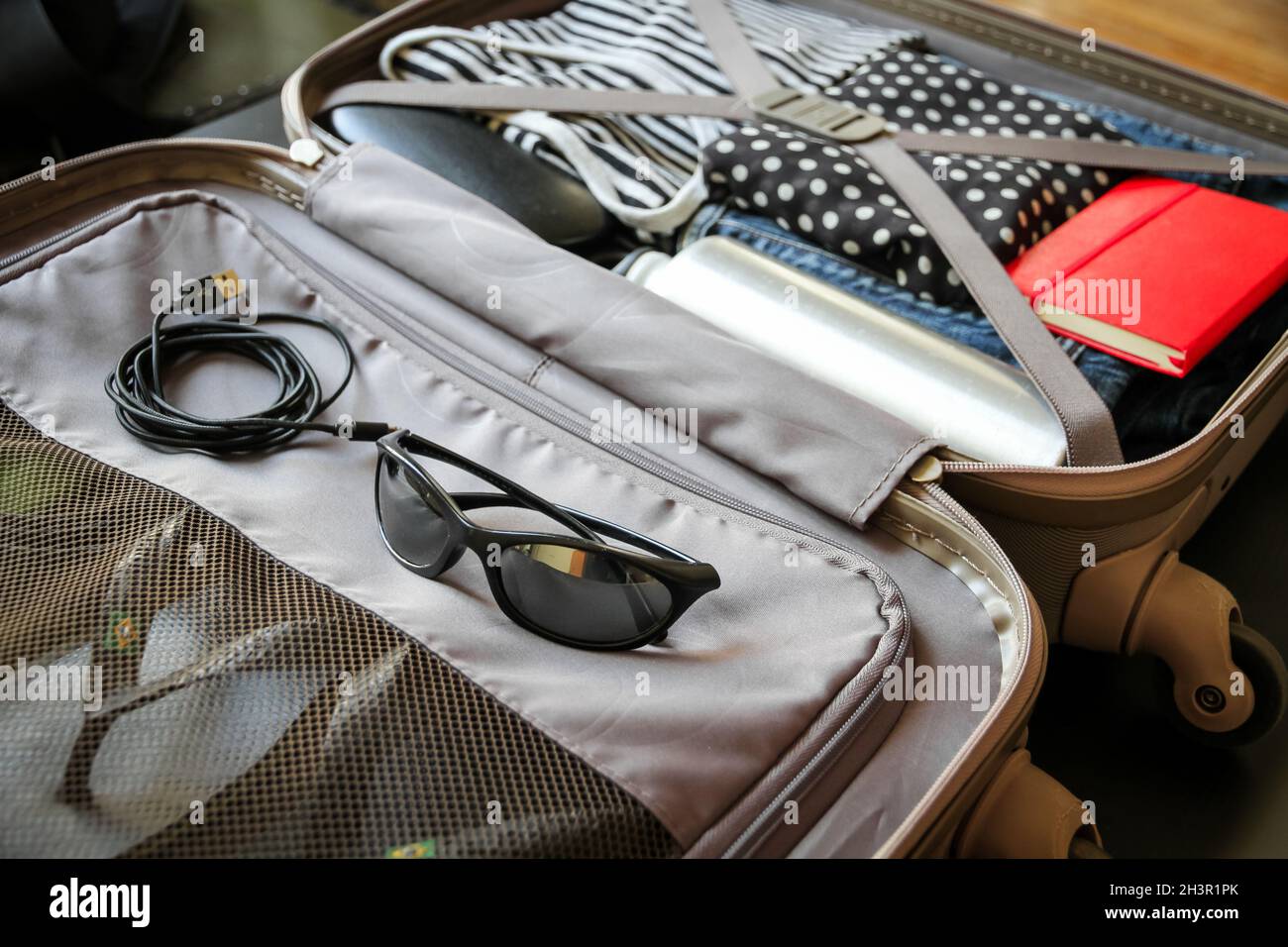 Vintage suitcase open hi-res stock photography and images - Alamy