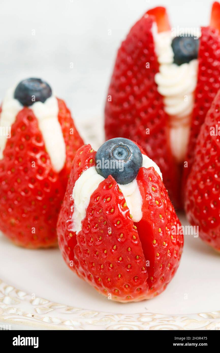 How to make beautiful strawberry tulips filled with vanilla cream ...