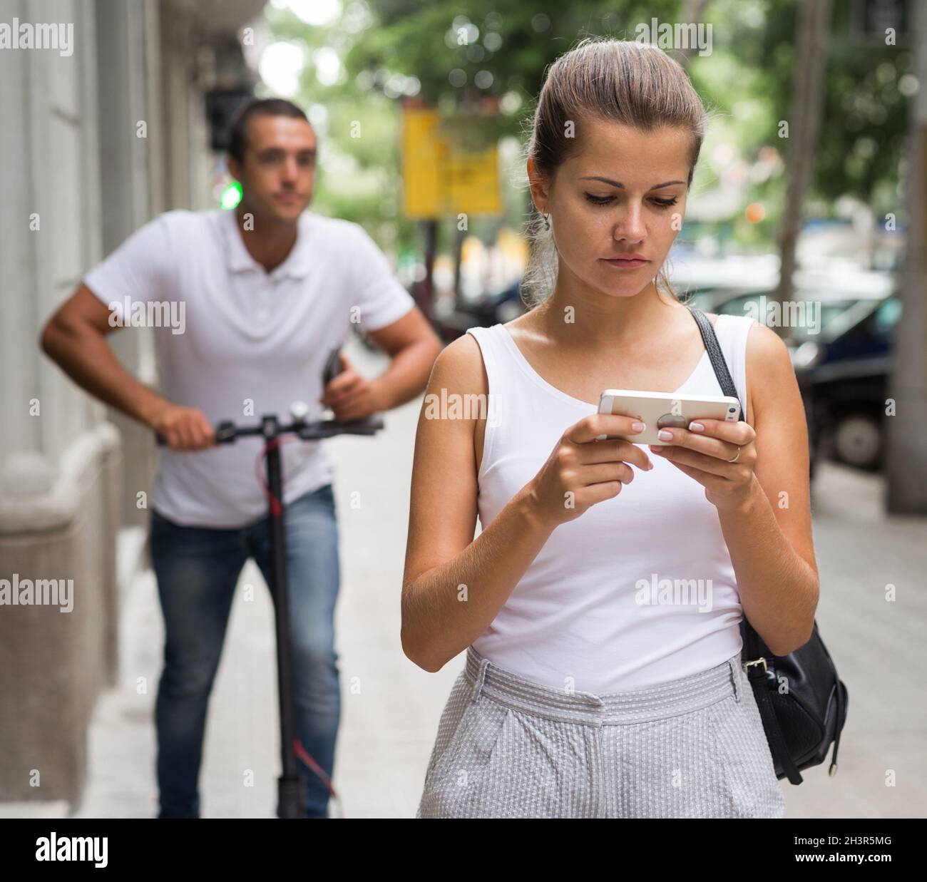 Using smartphones on street hi-res stock photography and images - Alamy