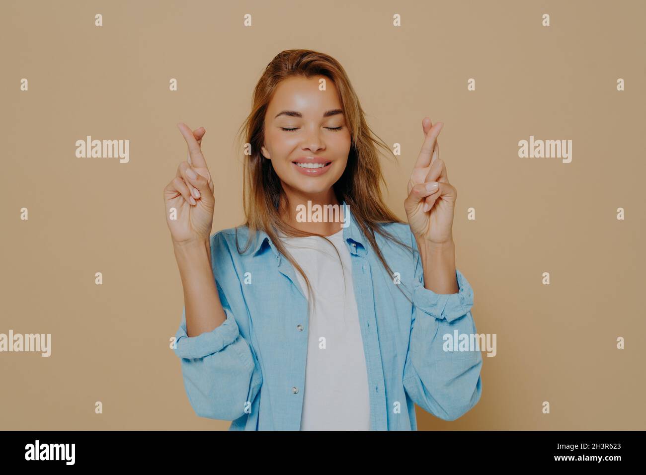 Finger crossed hand hi-res stock photography and images - Alamy