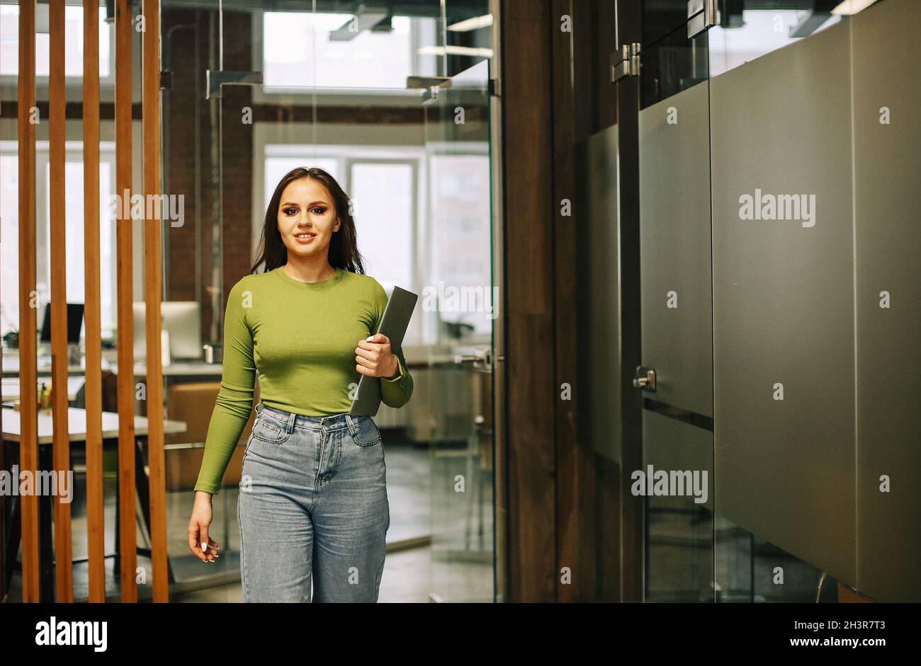 Office staff walking hi-res stock photography and images - Alamy