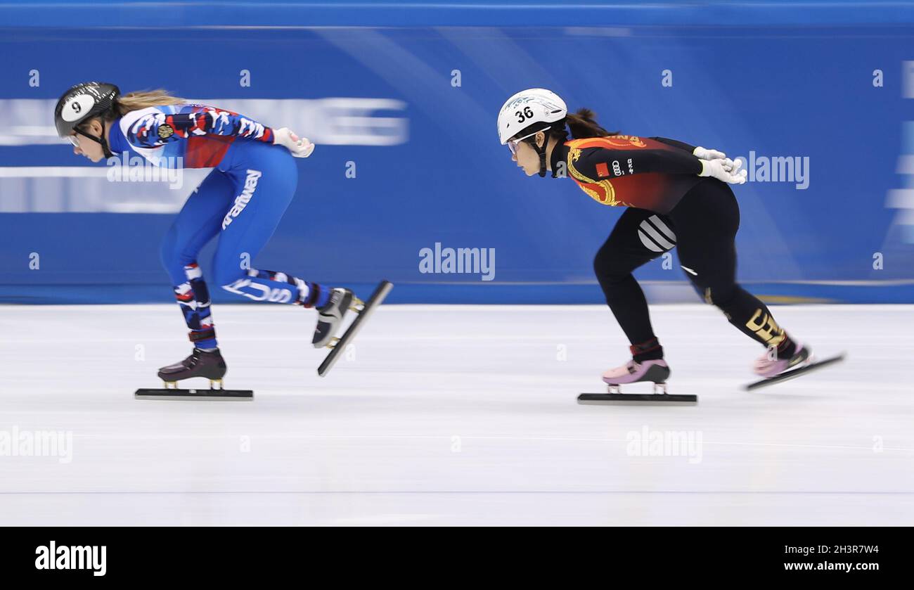 Nagoya, Japan. 30th Oct, 2021. Han Yutong (R) of China competes during ...