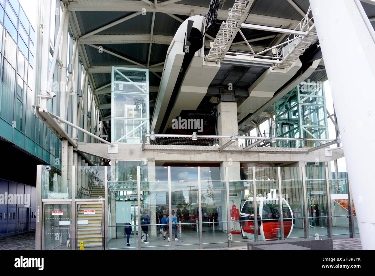 Emirates london cableway hi-res stock photography and images - Alamy