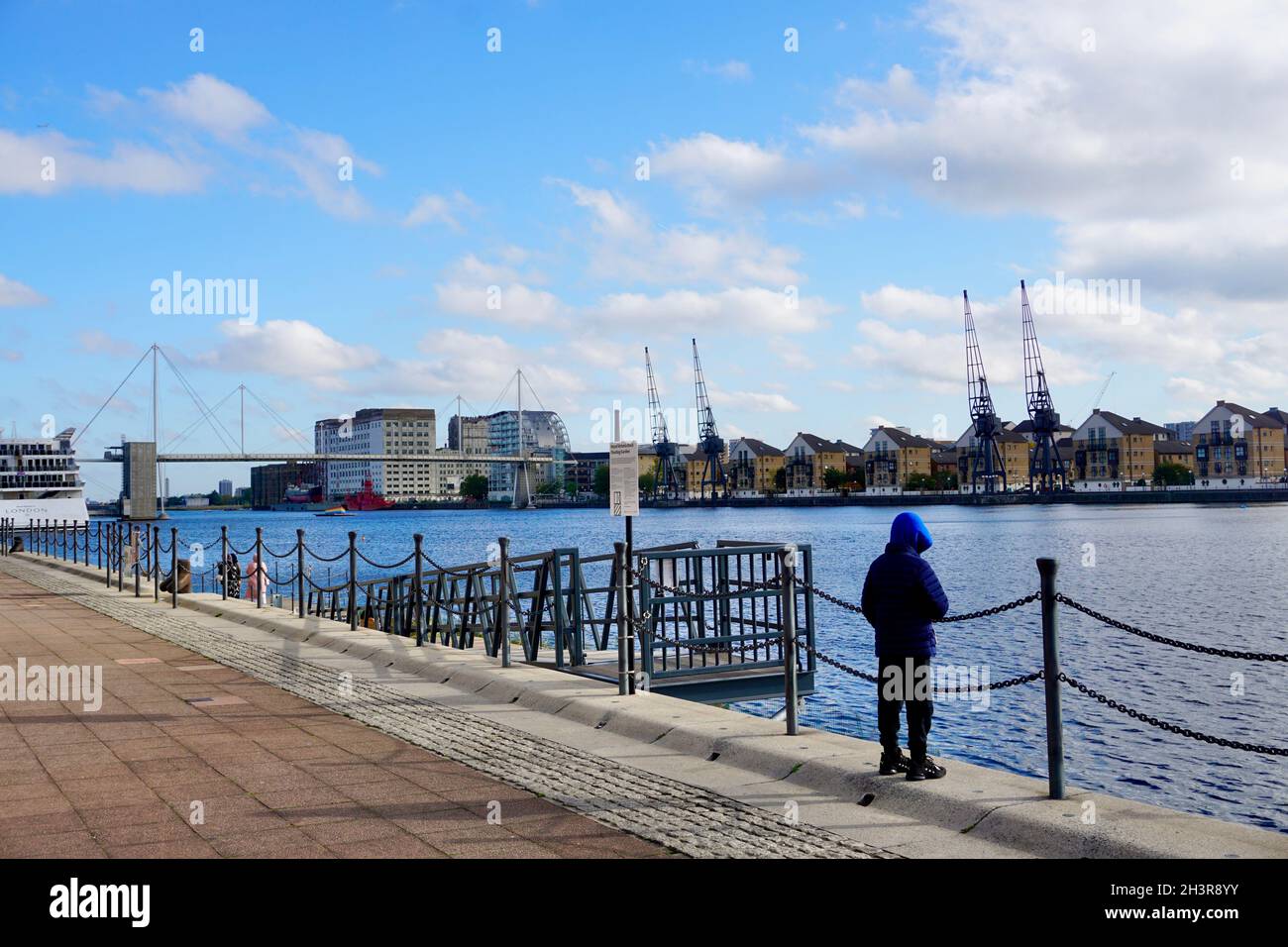 Emirates london cableway hi-res stock photography and images - Alamy