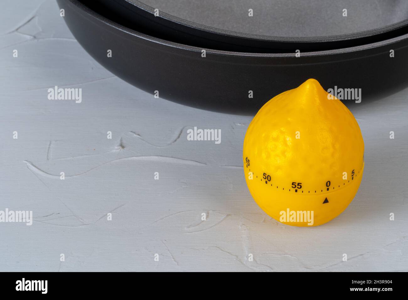 Clean and dry cooking pans on a kitchen counter Stock Photo - Alamy
