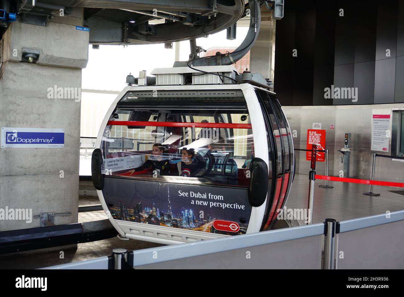 Emirates london cableway hi-res stock photography and images - Alamy