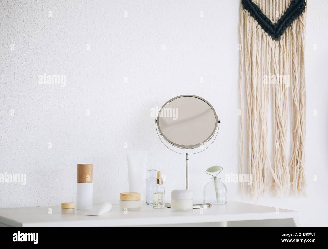 Mirror on table hi-res stock photography and images - Alamy