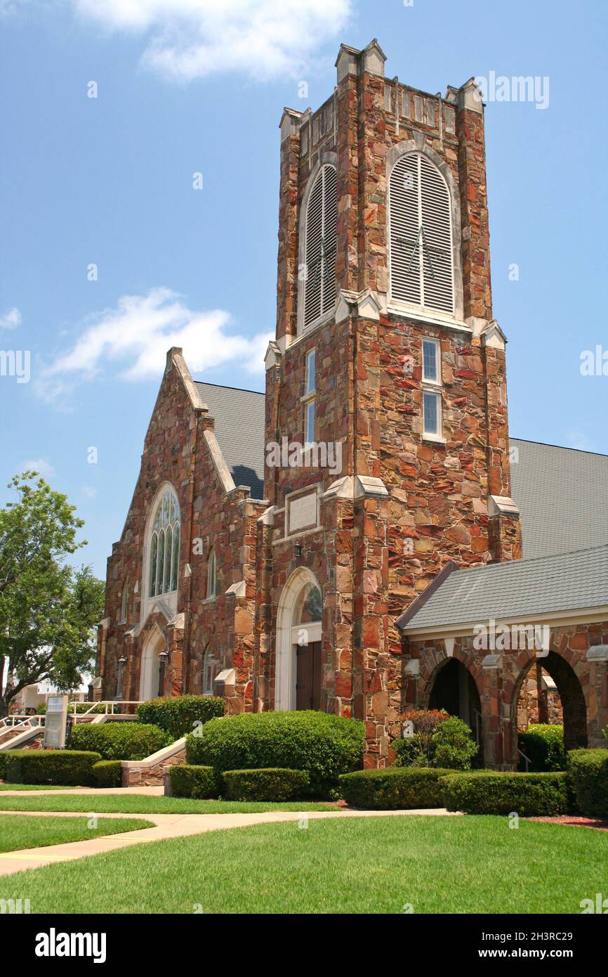 Small white chapel trees hi-res stock photography and images - Alamy