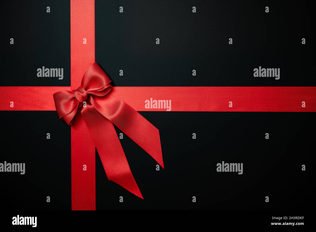 Red christmas bow black hi-res stock photography and images - Alamy