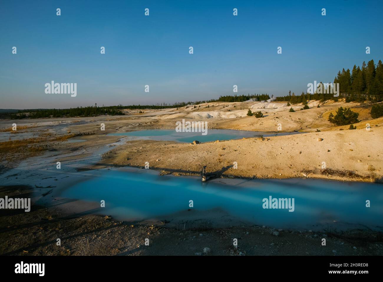 Landscapes of Yellowstone | Yellowstone beautiful colorful sapphire ...