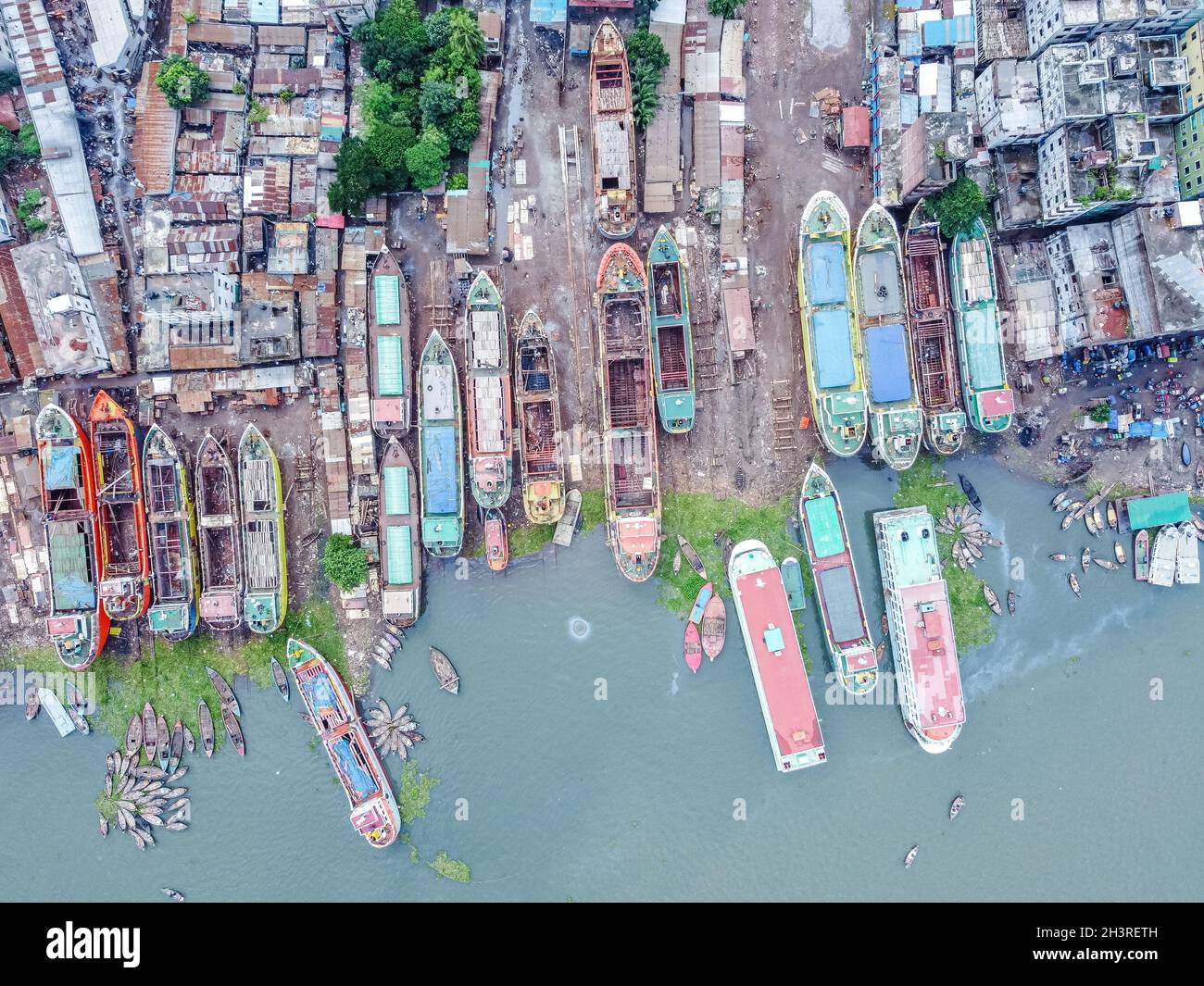 Dhaka, Bangladesh. 30th Oct, 2021. The Central Dockyard in the city ...