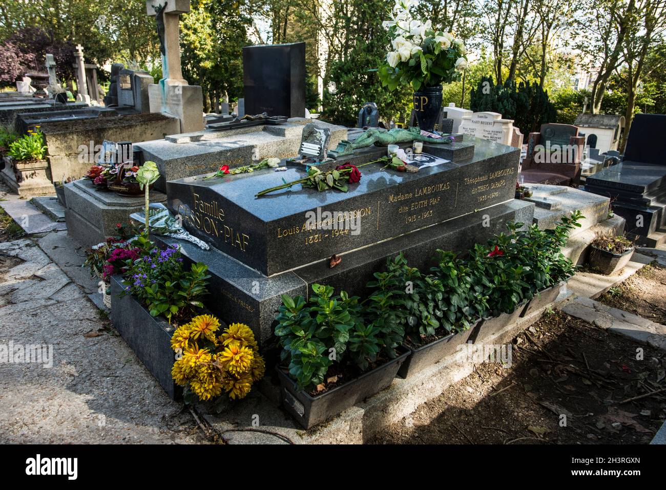 Tomb of Édith Piaf in Père-Lachaise Cemetery Stock Photo - Alamy