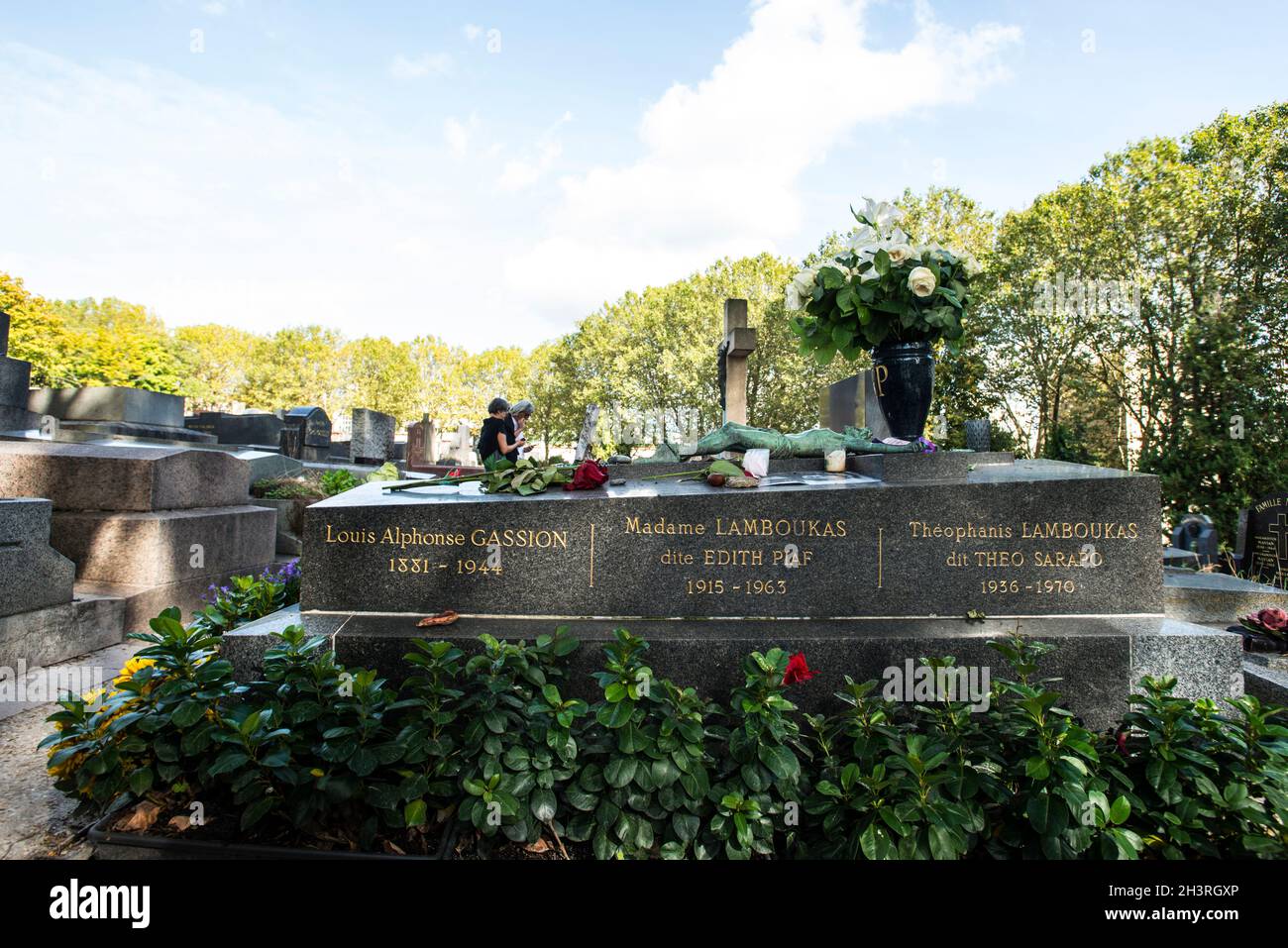 Tomb of Édith Piaf in Père-Lachaise Cemetery Stock Photo - Alamy