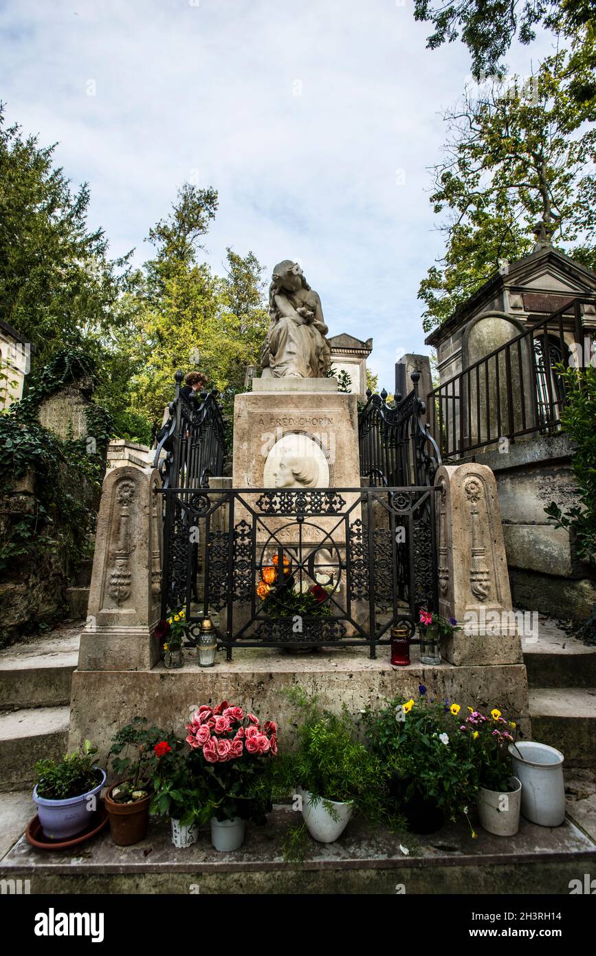 Chopin's tomb in the Père-Lachaise Cemetery Stock Photo - Alamy
