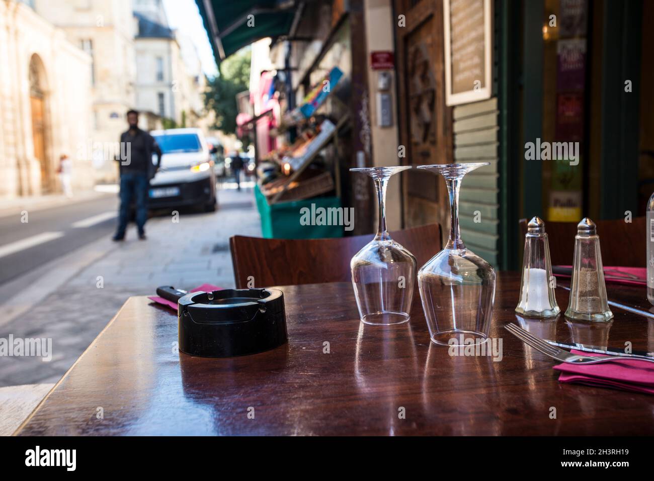 Empty restaurant lunchtime High Resolution Stock Photography and Images ...