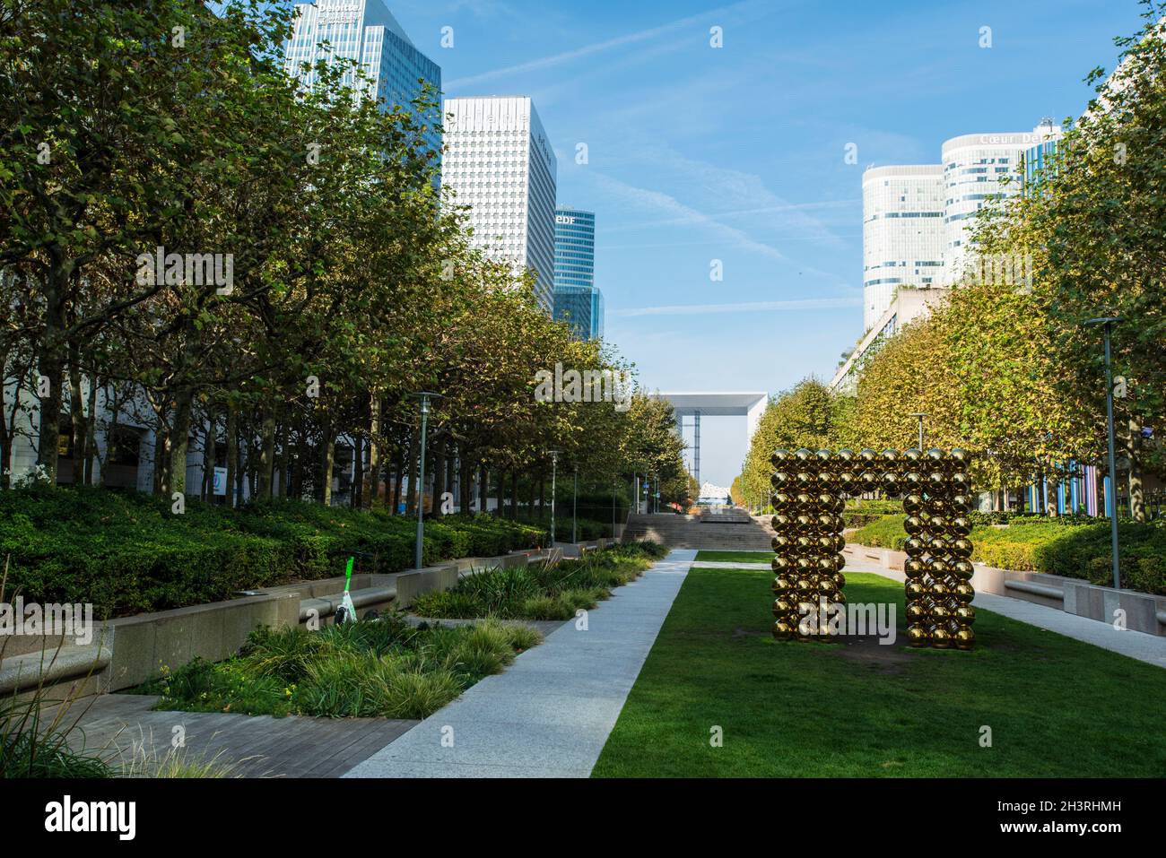 La défense cube hi-res stock photography and images - Alamy