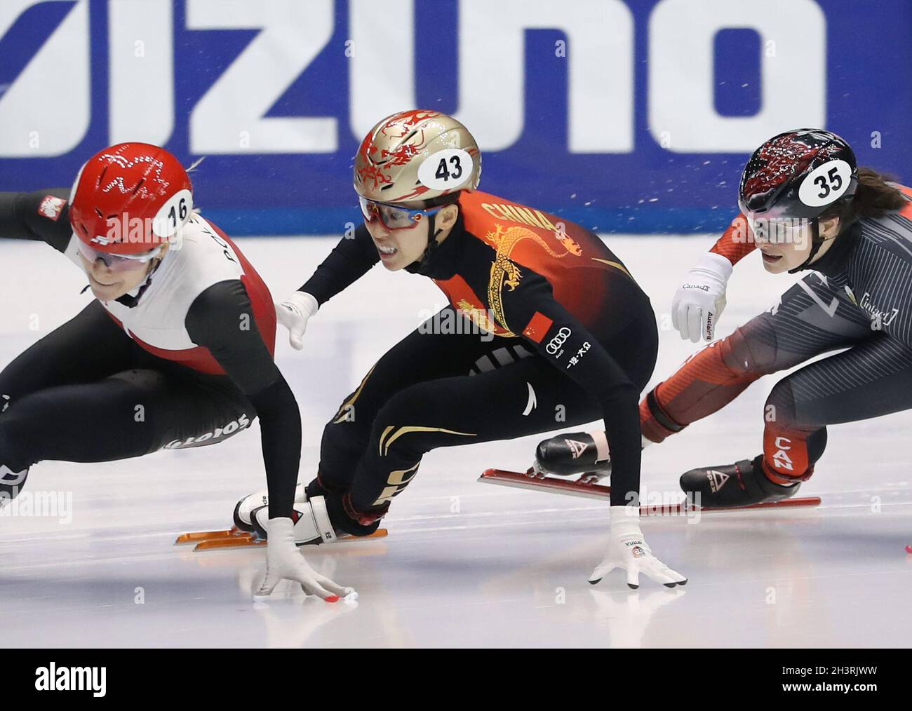 Nagoya, Japan. 30th Oct, 2021. Fan Kexin (C) of China competes during ...