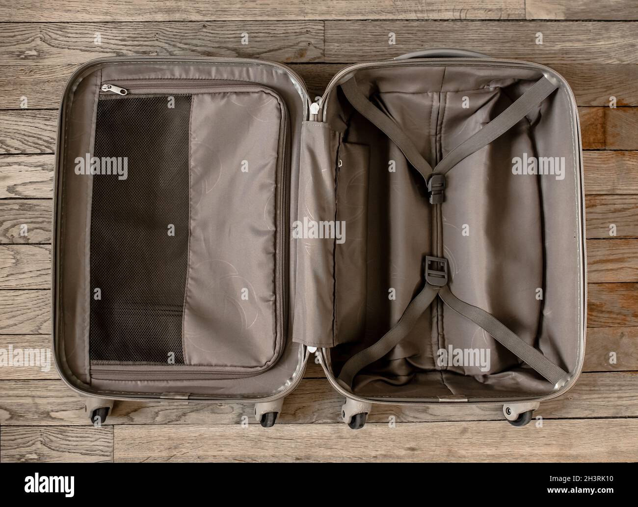 Open suitcase airport hi-res stock photography and images - Alamy