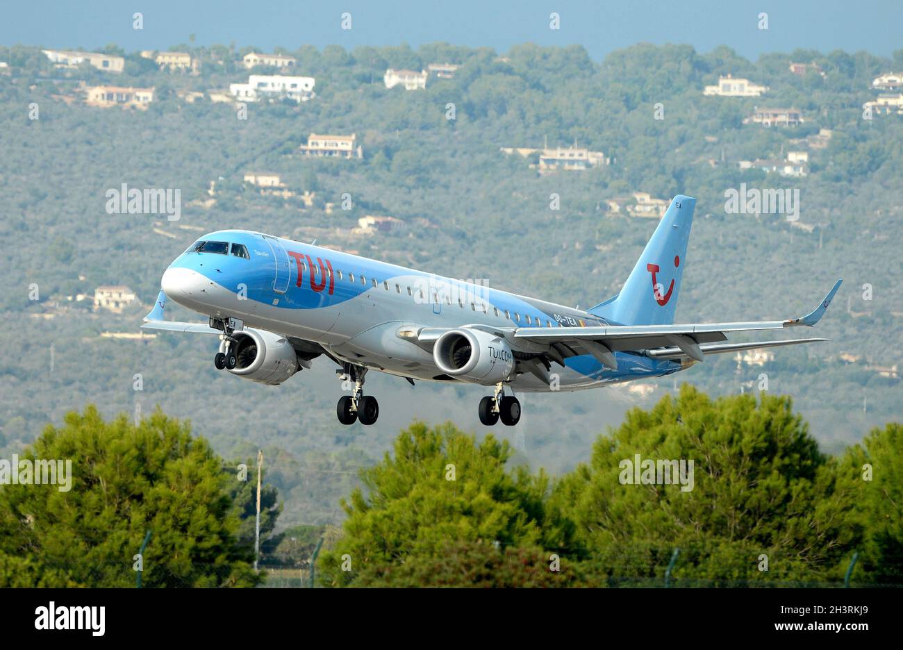 Embraer E190STD aircraft of the TUI company, registration OO-TEA ...