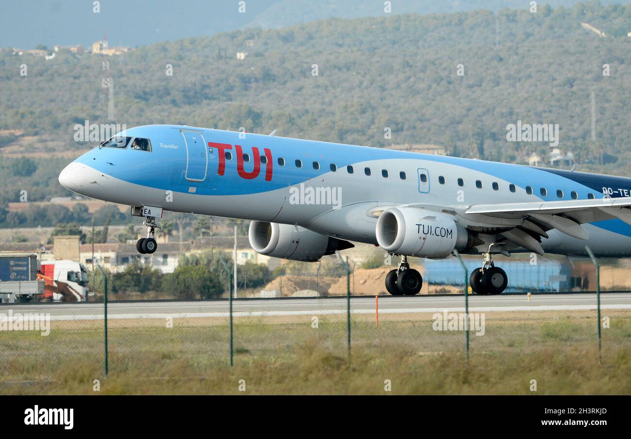 Embraer E190STD aircraft of the TUI company, registration OO-TEA ...