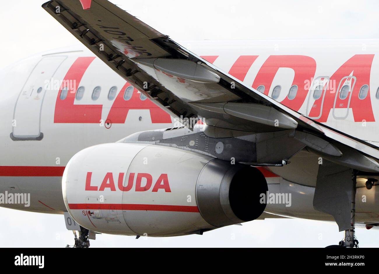 Lauda airbus a320 hi-res stock photography and images - Alamy