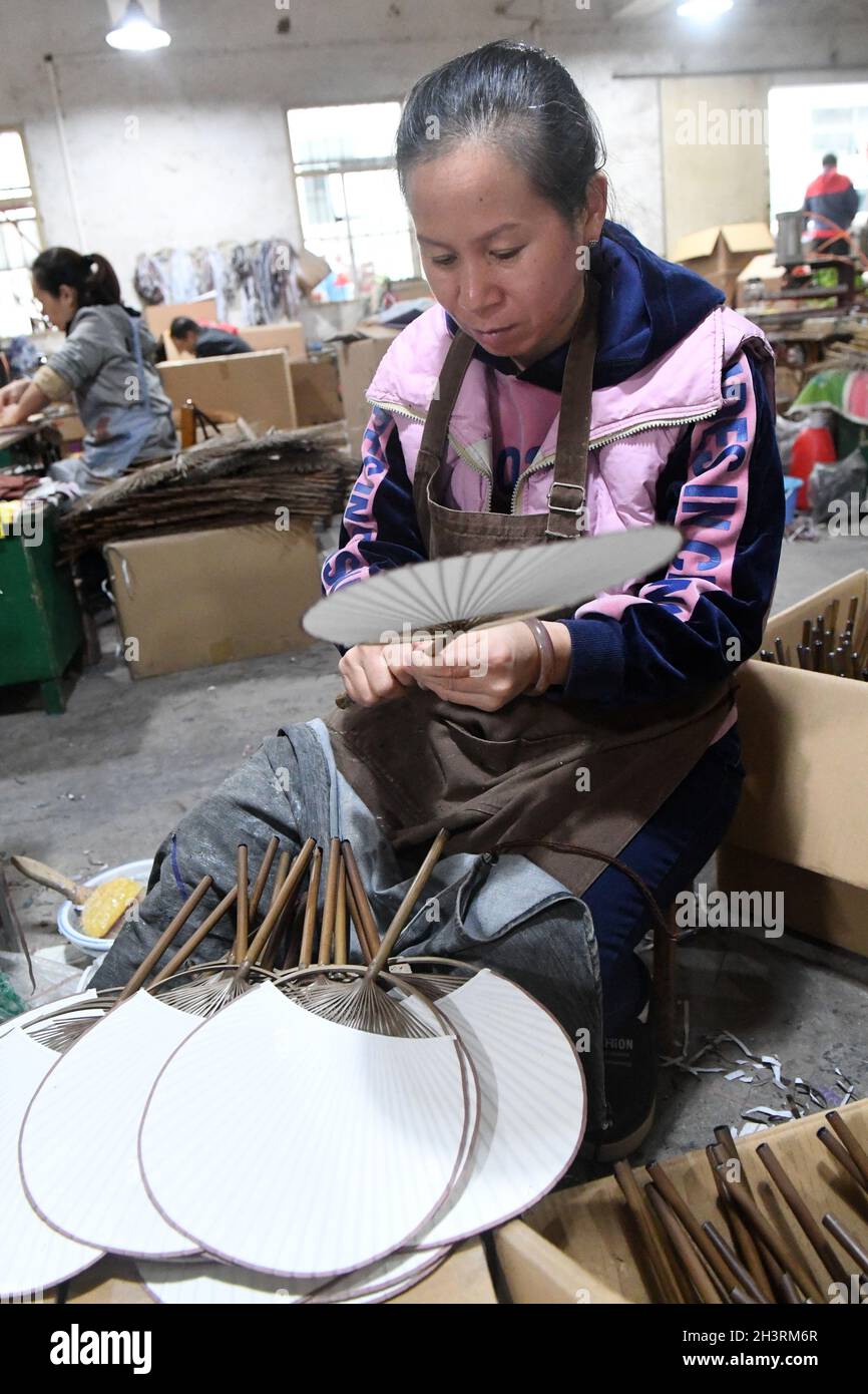 China making silk painting hi-res stock photography and images - Alamy
