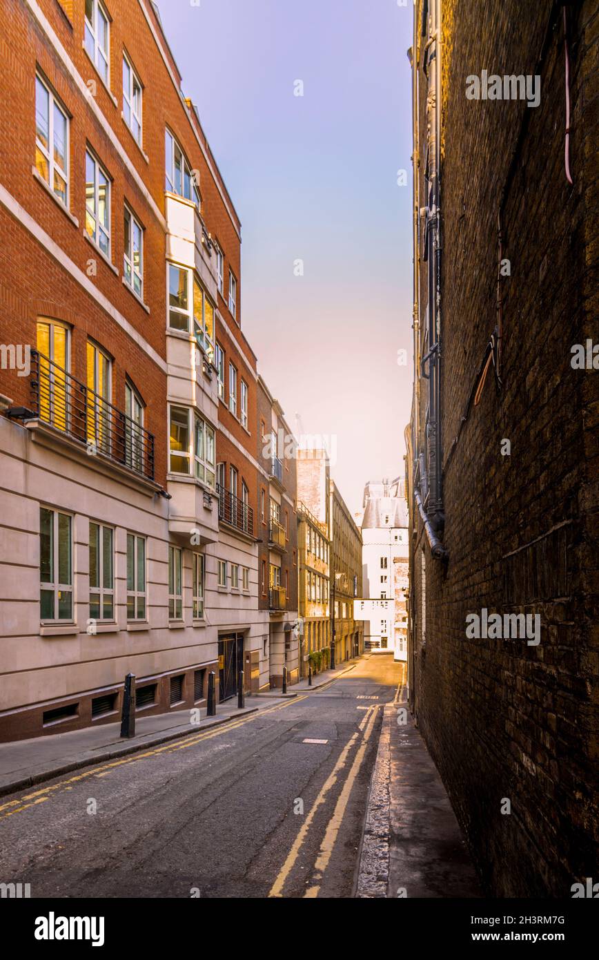 A street lane in the Mayfair part of London in the late summer Stock ...