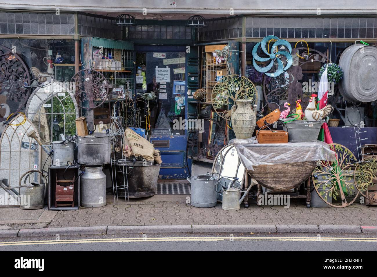 Junk shop pavement hi-res stock photography and images - Alamy