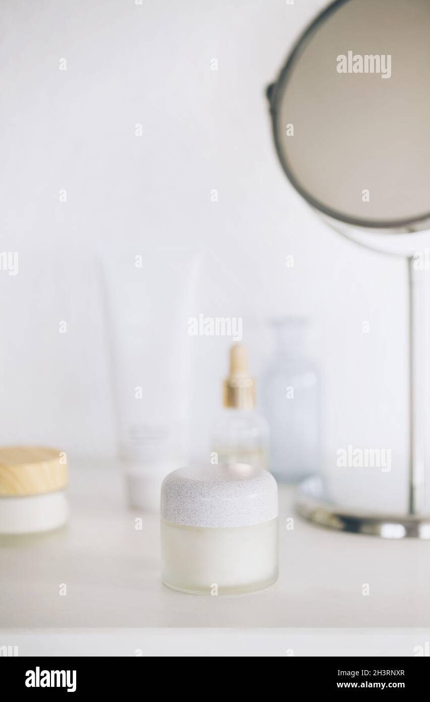 Mirror on table hi-res stock photography and images - Alamy