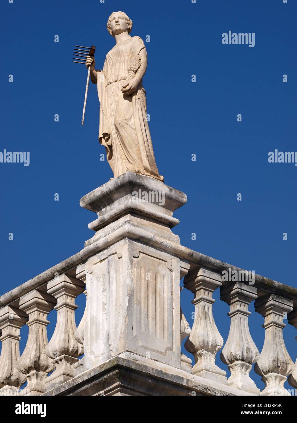 Statue on the roof hi-res stock photography and images - Alamy