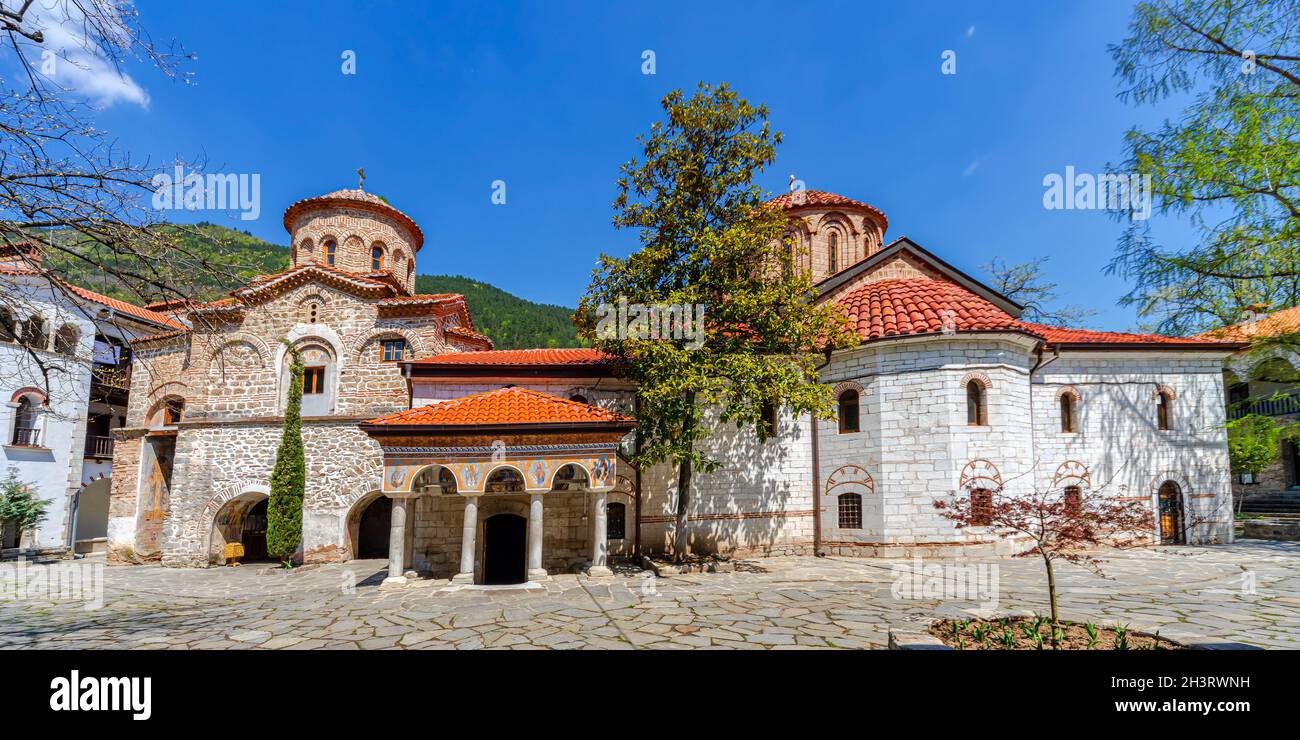 City 11th century europe cathedral hi-res stock photography and images ...