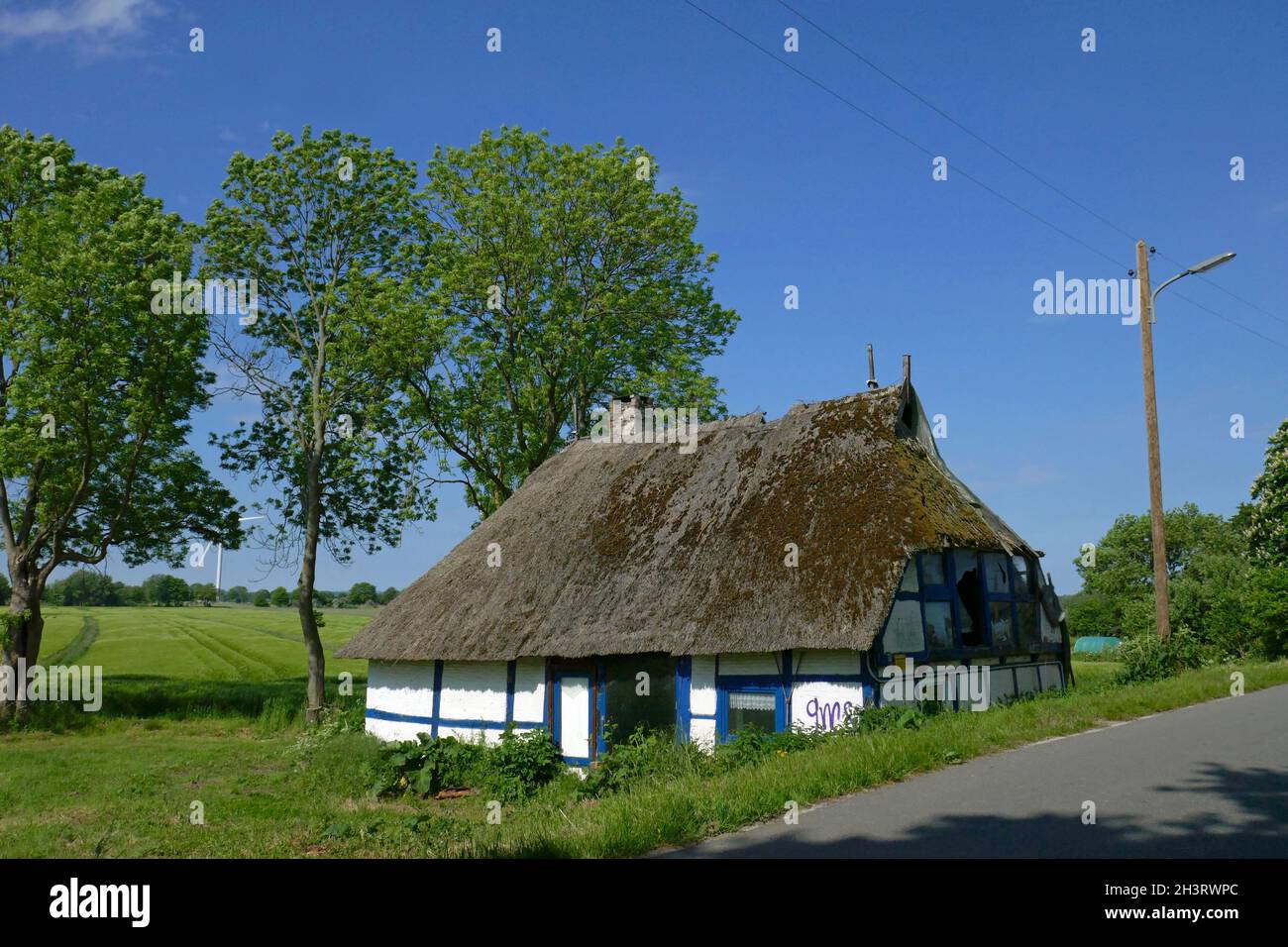 Half timbered thatched cottage hi-res stock photography and images - Alamy