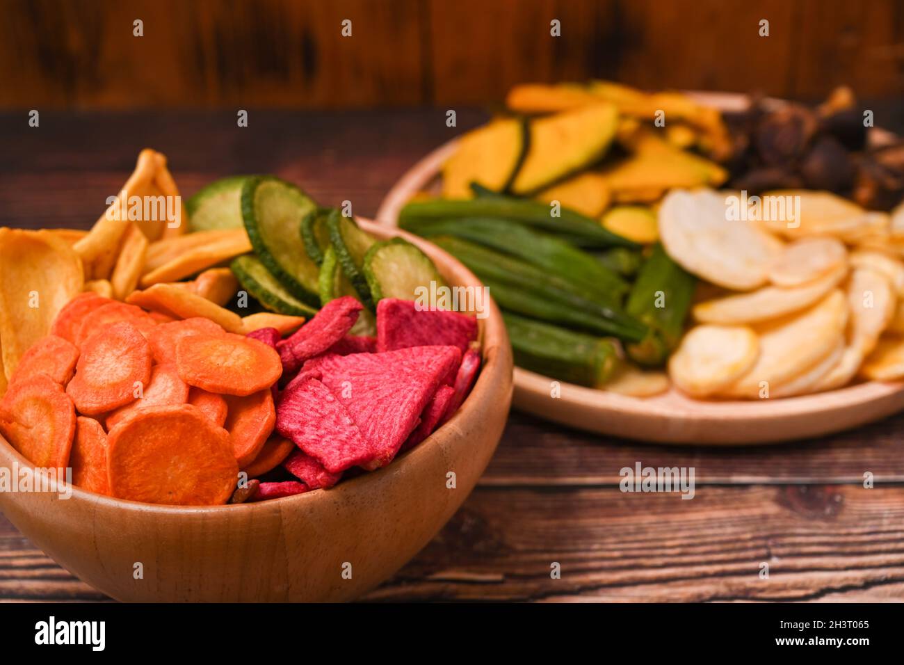 Homemade vegetable chips on wooden tray. Organic diet and vegan food ...