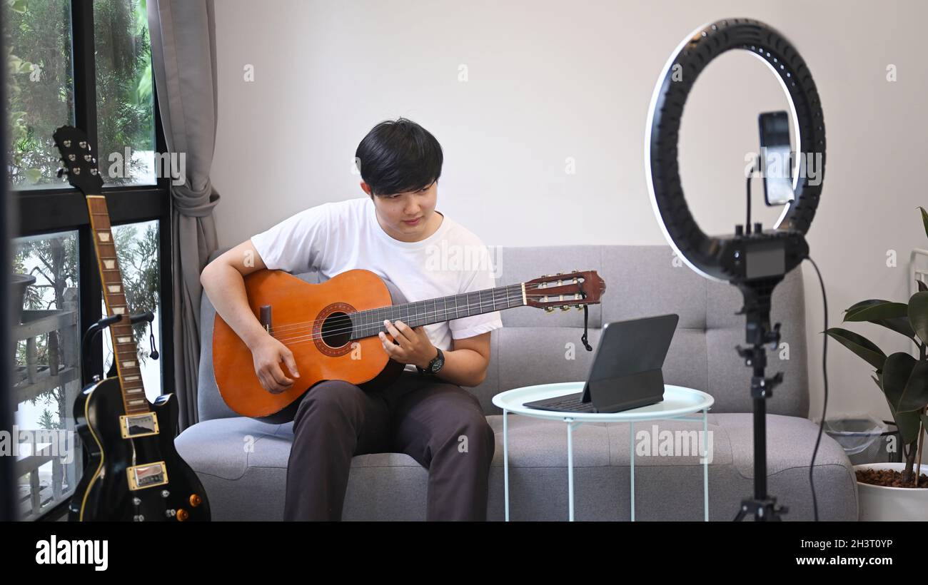 Man playing guitar streaming video hi-res stock photography and images ...