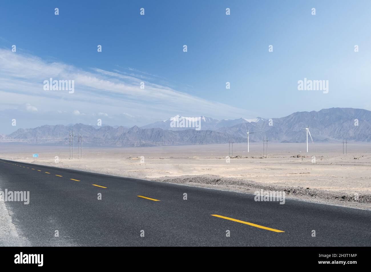 Car on empty road hi-res stock photography and images - Alamy