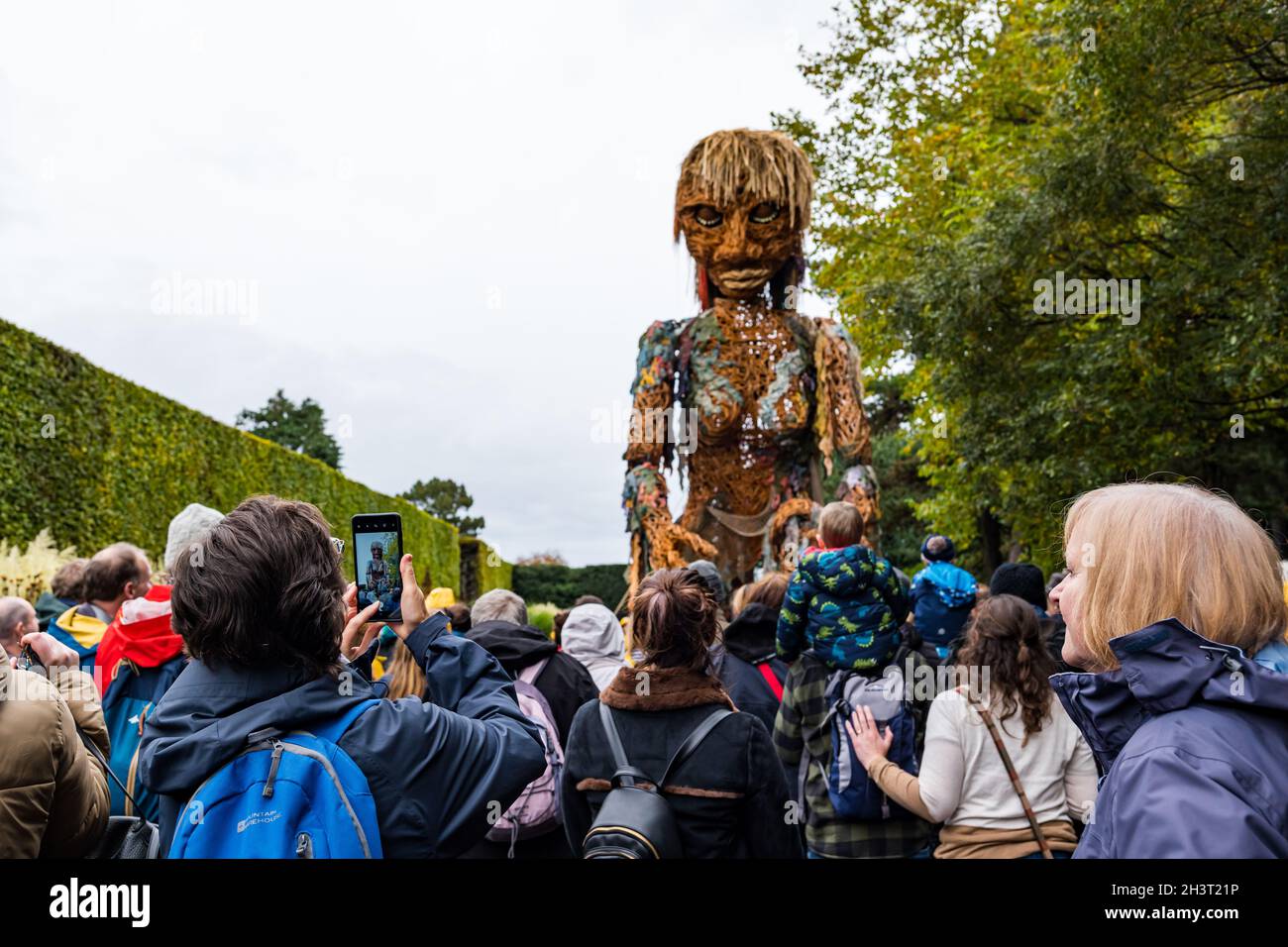 Edinburgh, Scotland, UK, 30th October 2021. Giant puppet Storm at the ...