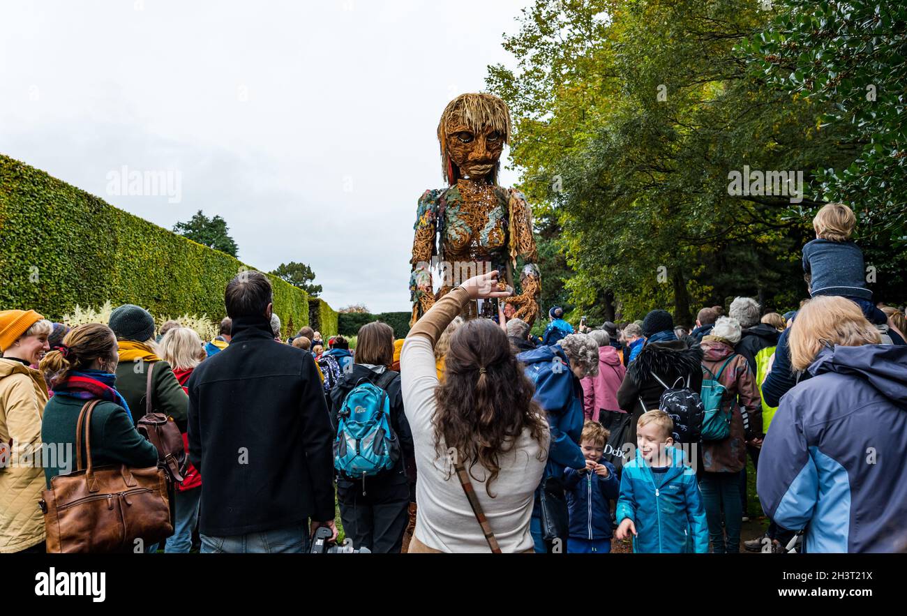 Edinburgh, Scotland, UK, 30th October 2021. Giant puppet Storm at the ...