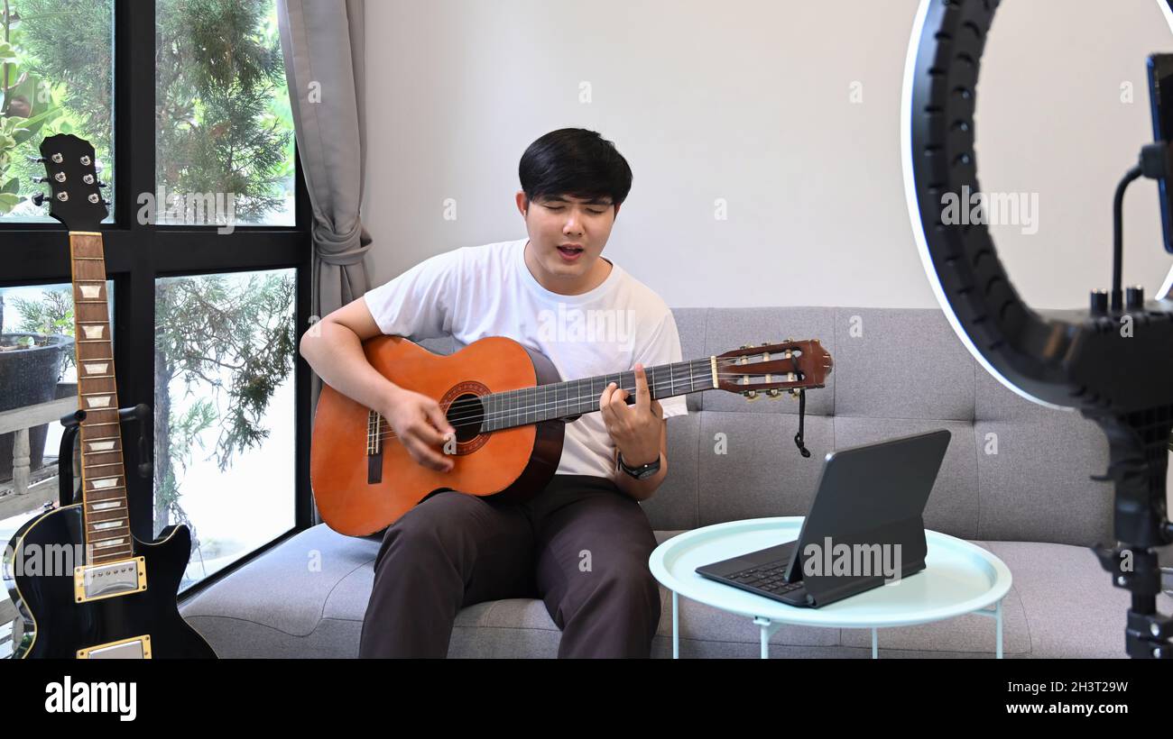 Man playing guitar streaming video hi-res stock photography and images ...