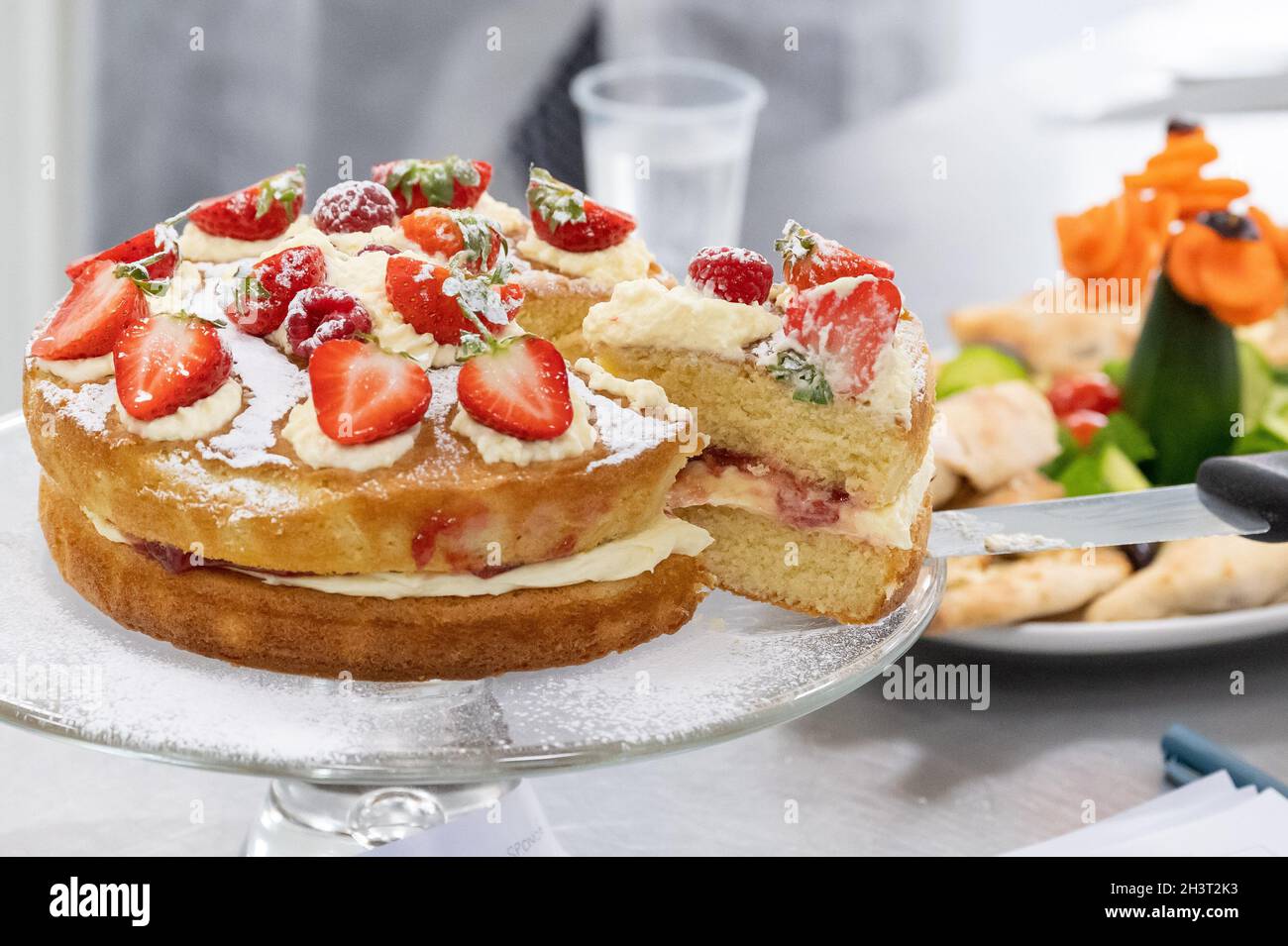Victoria sponge baking tray hi-res stock photography and images - Alamy
