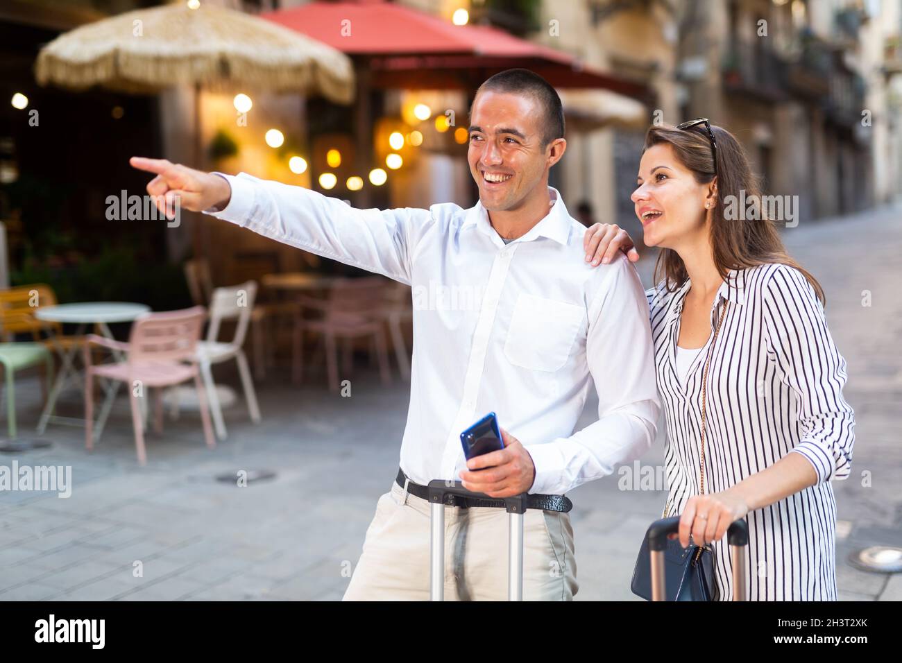 People looking around the streets hi-res stock photography and images ...