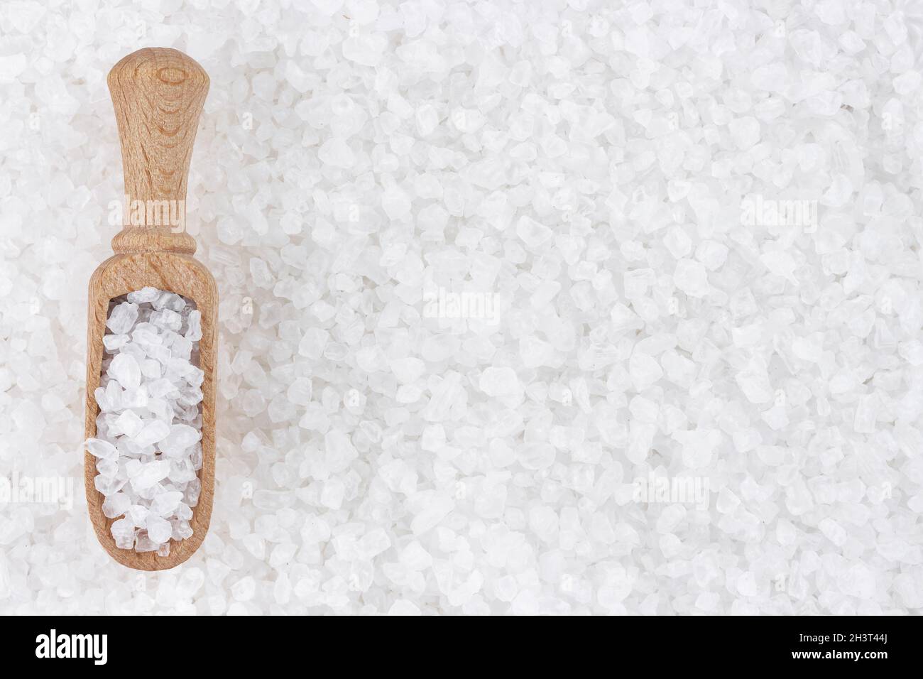 Sea salt background with wooden scoop top view Stock Photo - Alamy