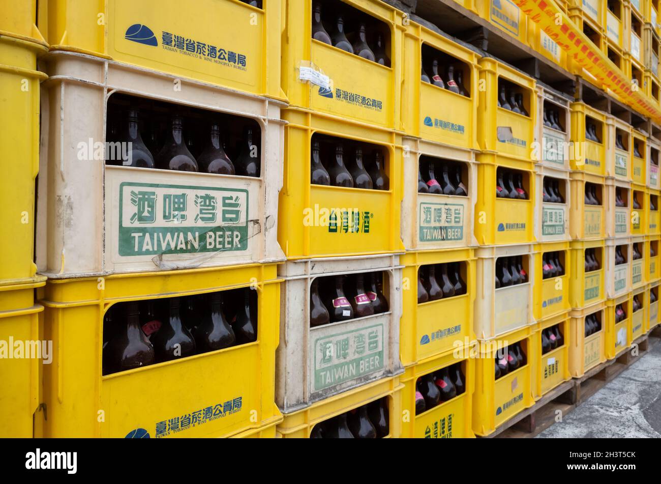 Barrel stacks hi-res stock photography and images - Alamy