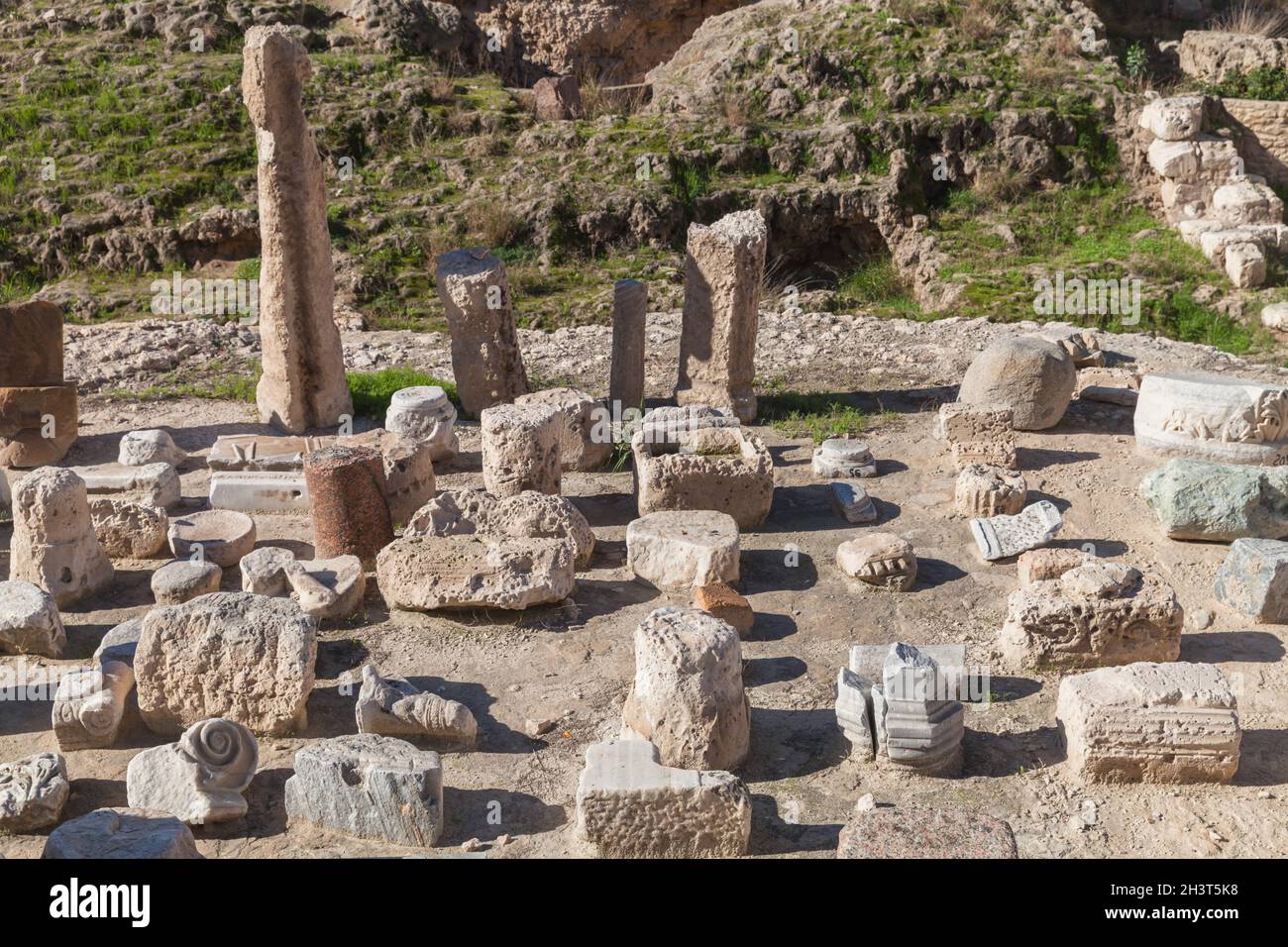 Old ruined pillars hi-res stock photography and images - Alamy