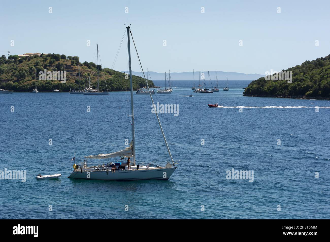 Sailing ships in bay hi-res stock photography and images - Alamy
