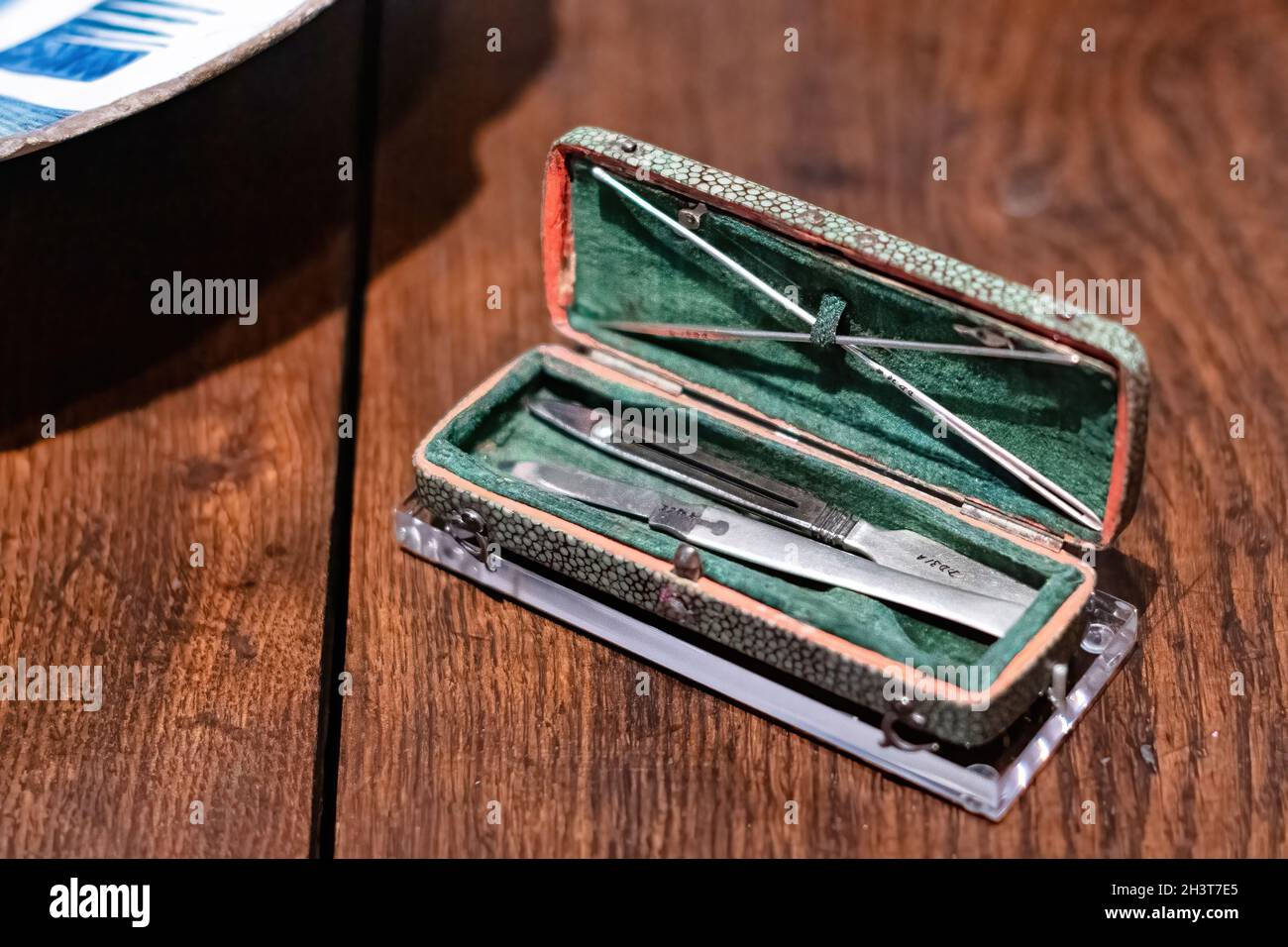 Surgeon tools hi-res stock photography and images - Alamy