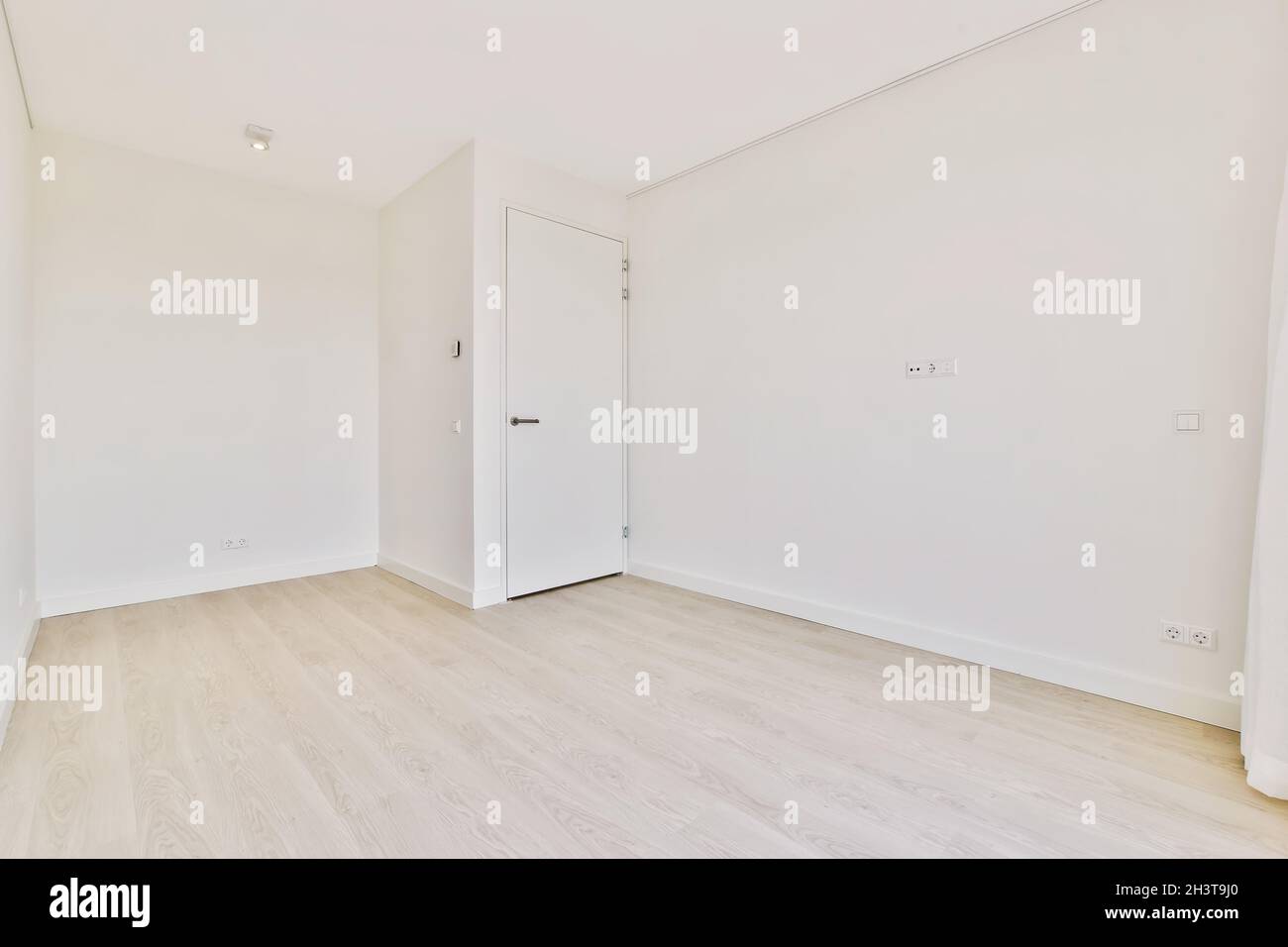 Interior of bright room with no furniture Stock Photo - Alamy