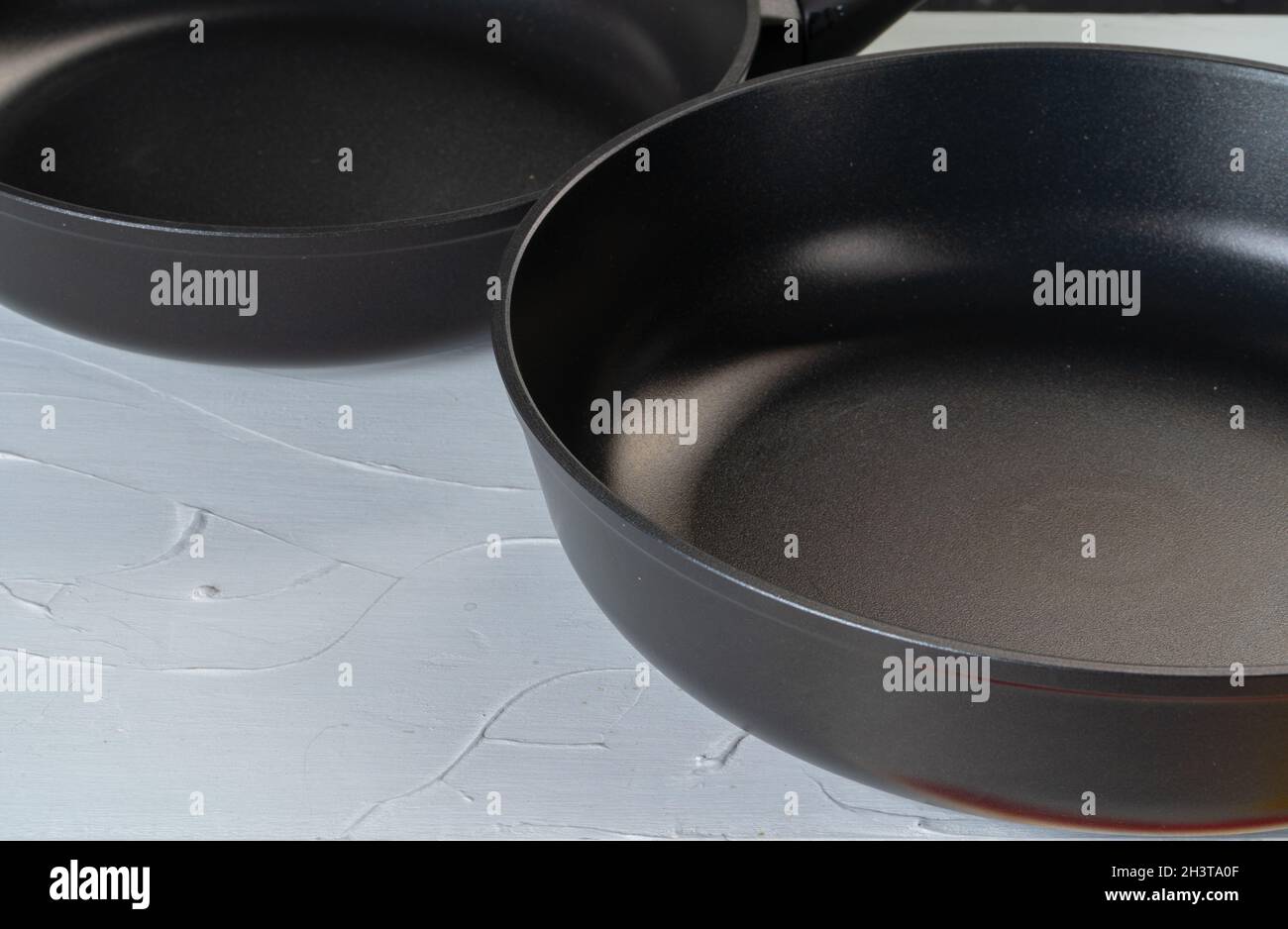 Clean and dry cooking pans on a kitchen counter Stock Photo - Alamy