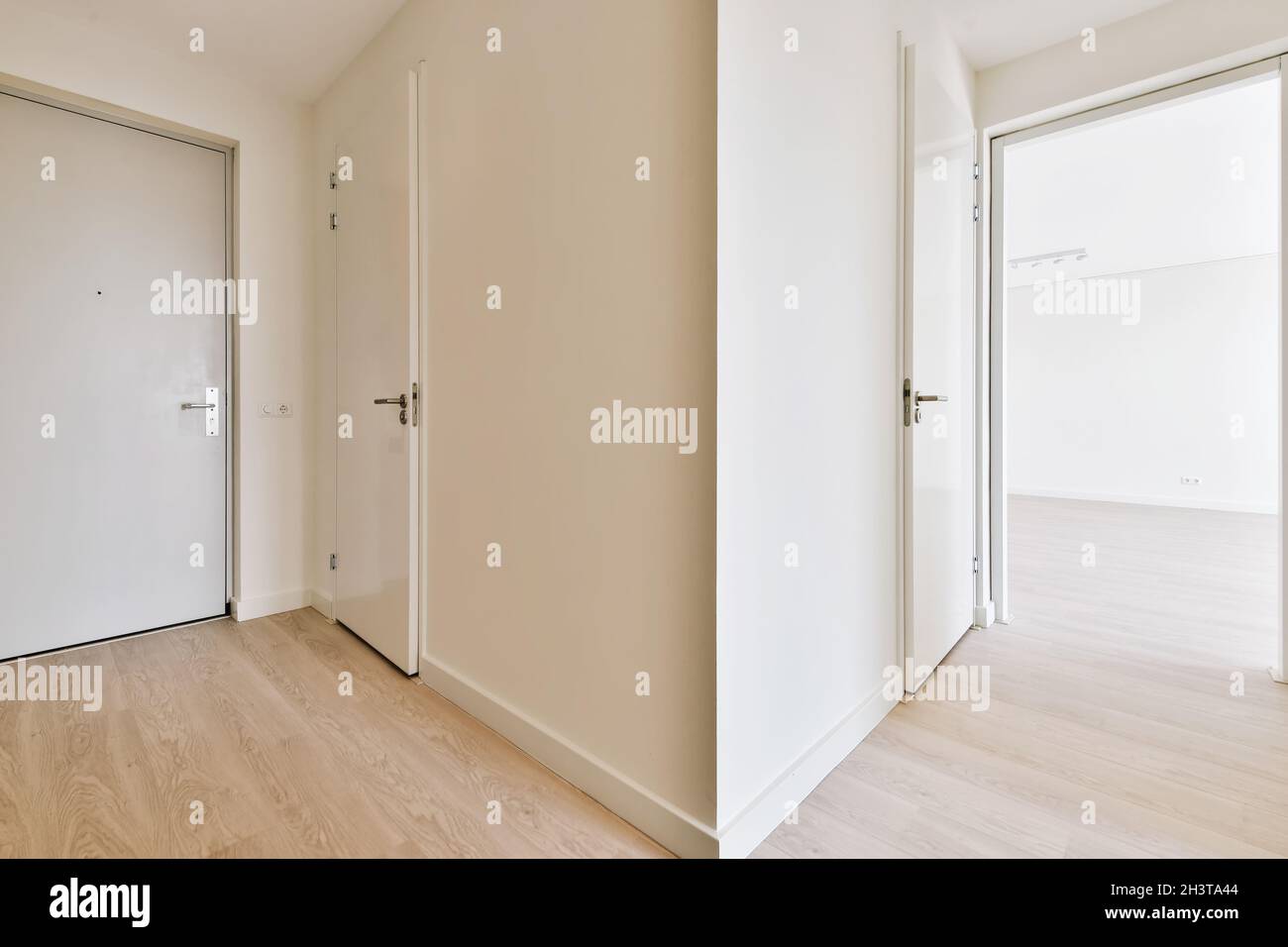 Interior of bright room with no furniture Stock Photo - Alamy